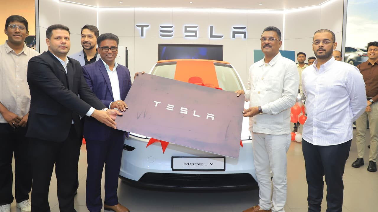 டெஸ்லா மாடல் Y: ஒருவழியா இந்தியாவில் முதல் காரை டெலிவரி செய்த Tesla ...