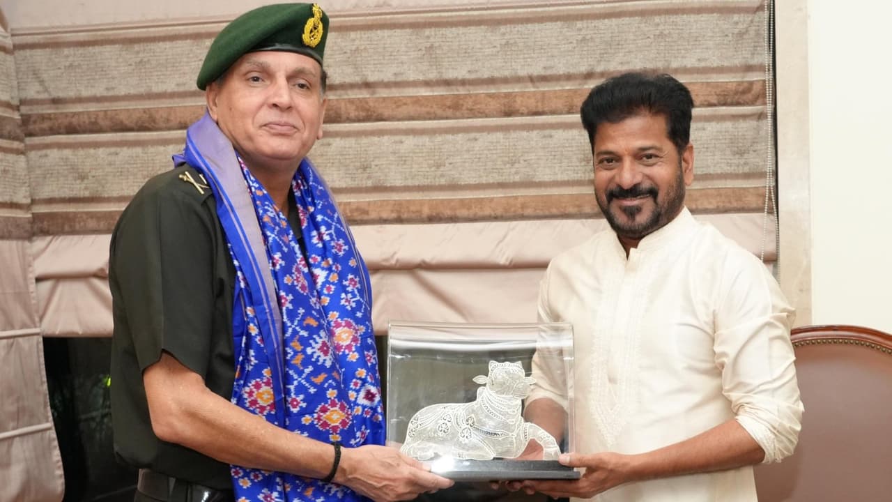 CM Revanth Reddy: సీఎం రేవంత్ రెడ్డితో సదరన్ కమాండ్ ఆర్మీ చీఫ్ Lt Gen ...