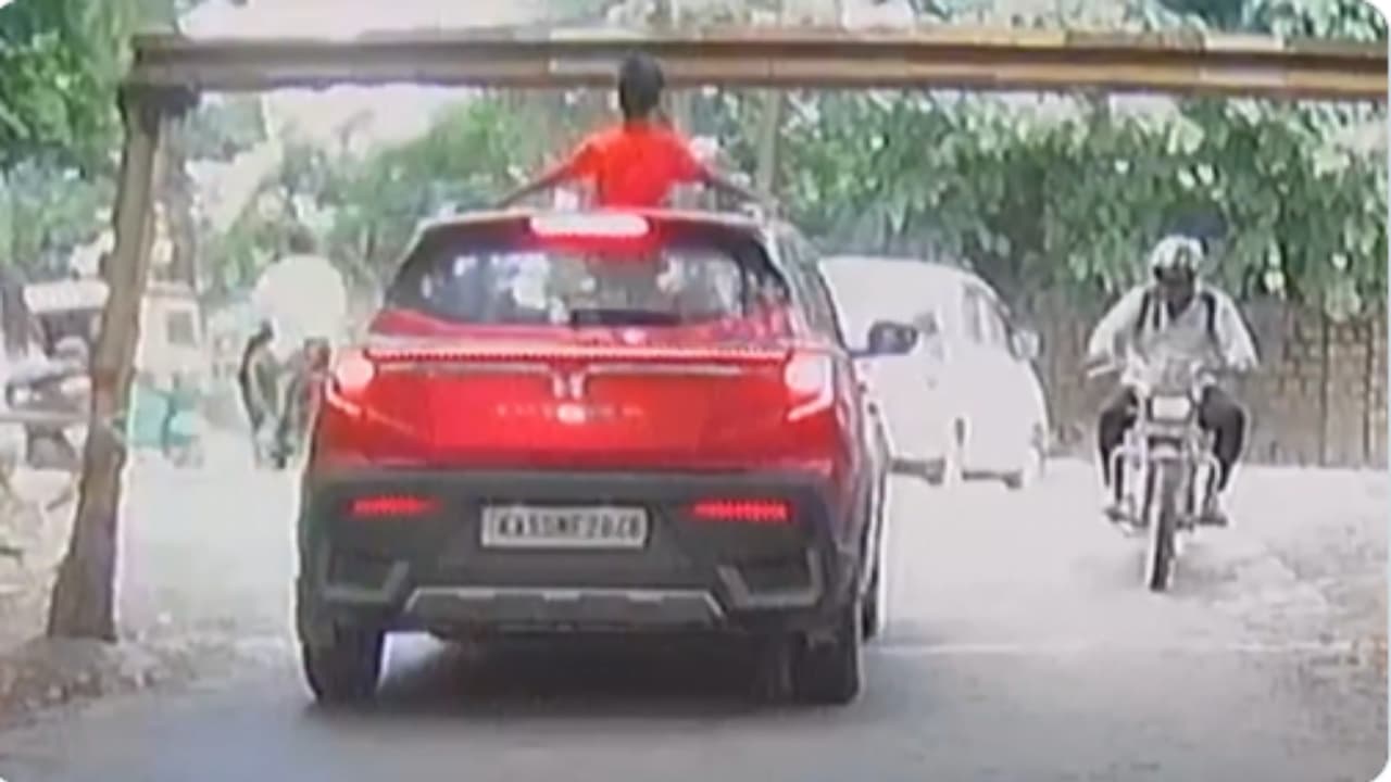 see what happened to boy who pop out of sunroof സണ്‍റൂഫിലൂടെ തല ...