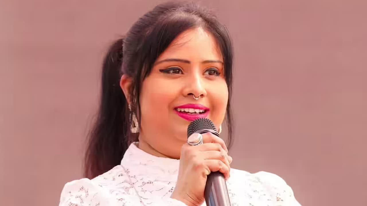 Bhojpuri Singer Devi कौन हैं, जिन्होंने बिना शादी के मां बन सबको चौंकाया? | Asianet News Hindi