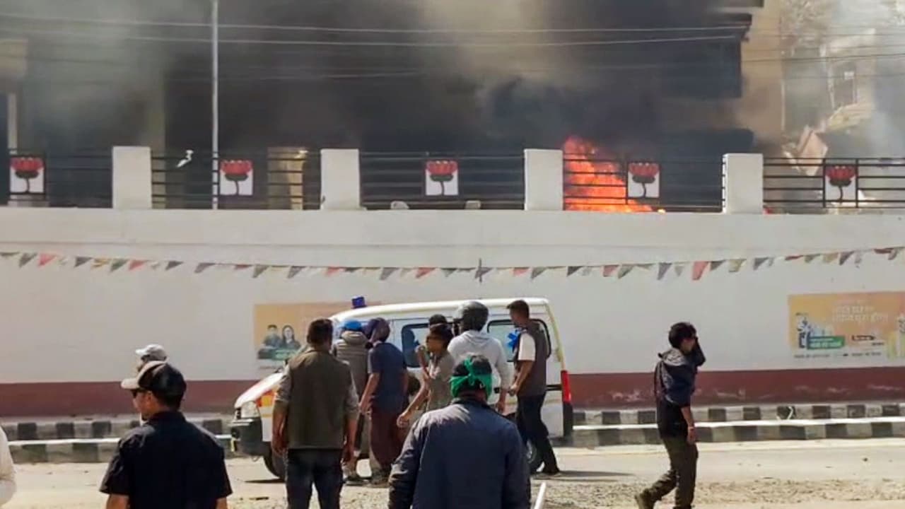 Ladakh Protest : स्वर्ग जैसा खूबसूरत लद्दाख जल रहा, दहला देने वाली हैं ...