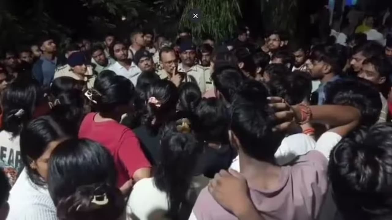 बिहार में इंजीनियरिंग छात्रा की रहस्यमय मौत, छात्रों का हंगामा, क्या ...