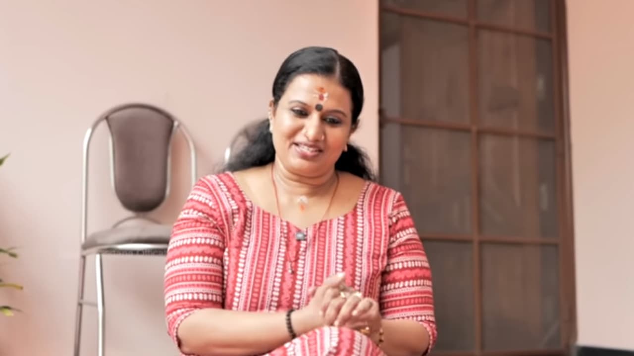 Devi Chandana: സംസാരമില്ല, എഴുന്നേൽക്കില്ല, അട്ടപോലെ ചുരുണ്ടു കിടന്നു; രോഗം ...