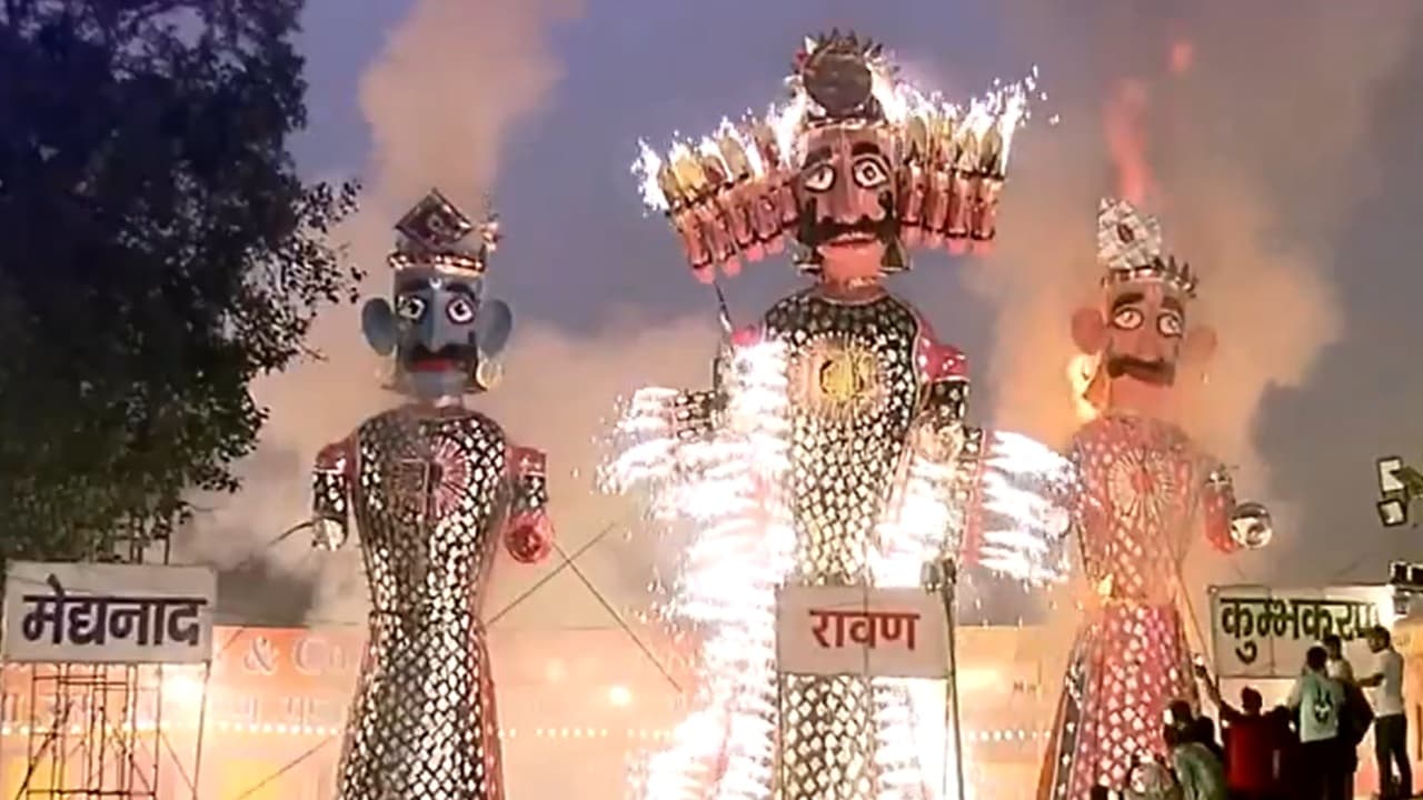 Ravan Dahan: देखें दिल्ली से पंजाब तक कैसे जला रावण, पीएम मोदी का दशहरा ...