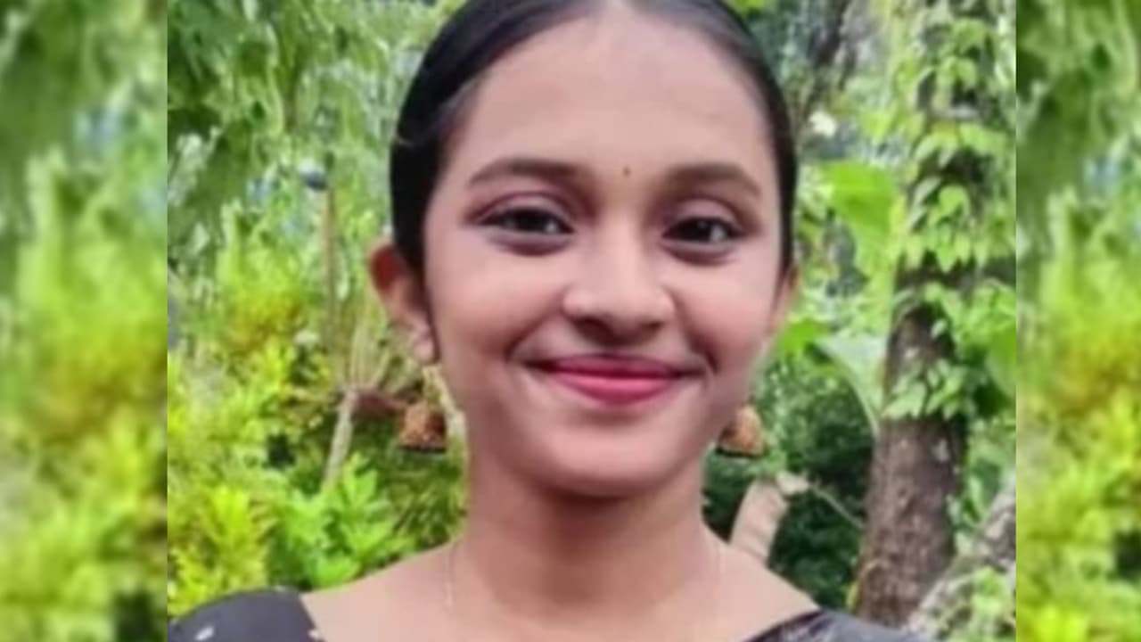 അരൂരിൽ രാത്രി 12 മണിക്ക് 19 കാരി ട്രെയിൻതട്ടി മരിച്ച നിലയിൽ കണ്ടെത്തിയ ...