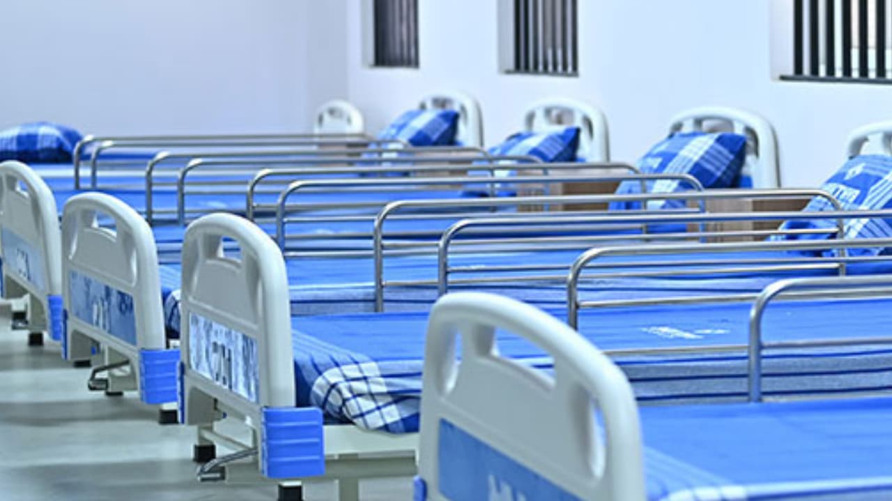 Uttar Pradesh: Woman Forced to Give Birth at Hospital Gate After Being ...