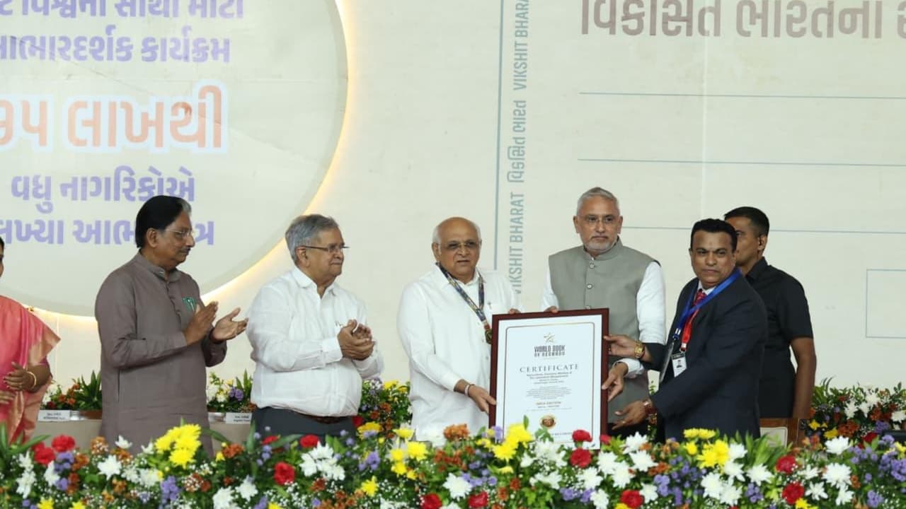 गुजरात के विकास सप्ताह में प्रधानमंत्री मोदी को 1 करोड़ पोस्टकार्ड ...