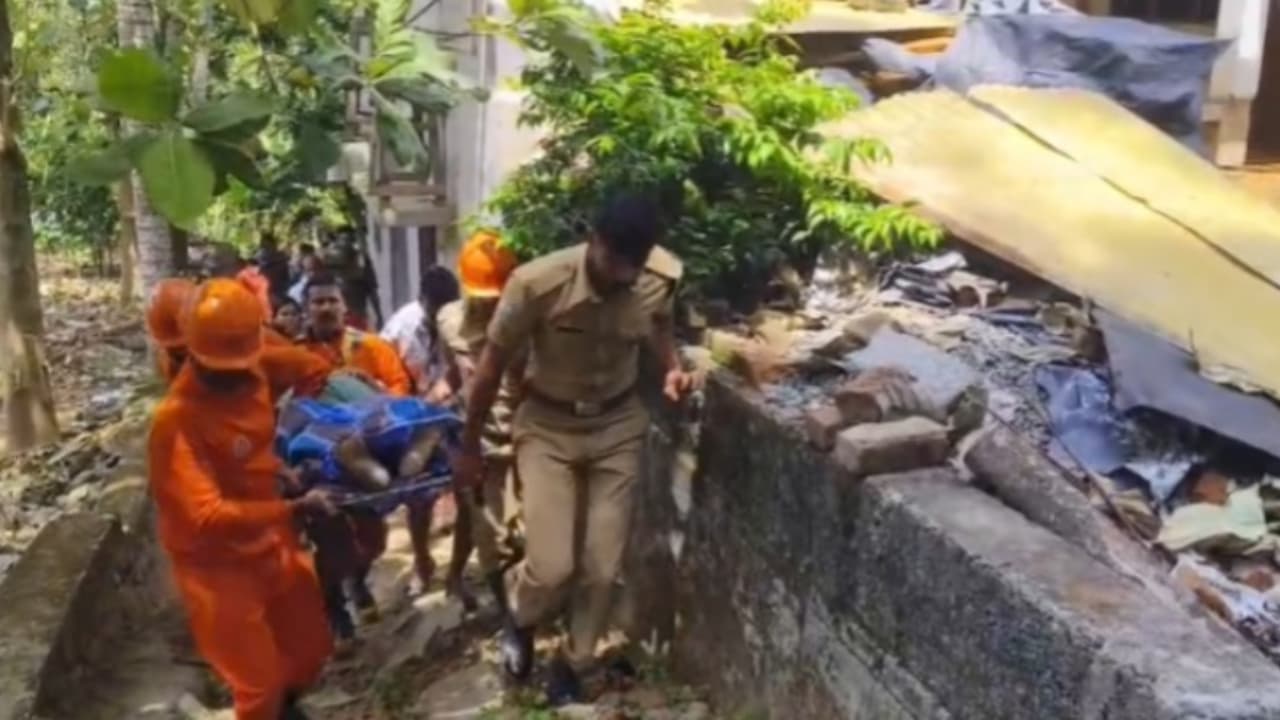 Elderly woman fell into well rescued by Fire Force| ആഴമുള്ള കിണറിൽ വീണ ...
