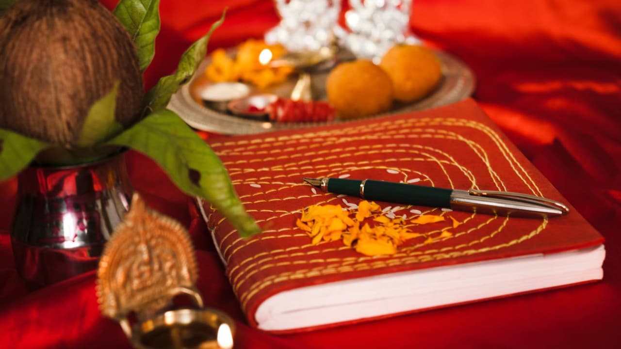 Bahi Khata Muhurat 2025: अक्टूबर 2025 में कब खरीदें बही खाता? नोट करें ...