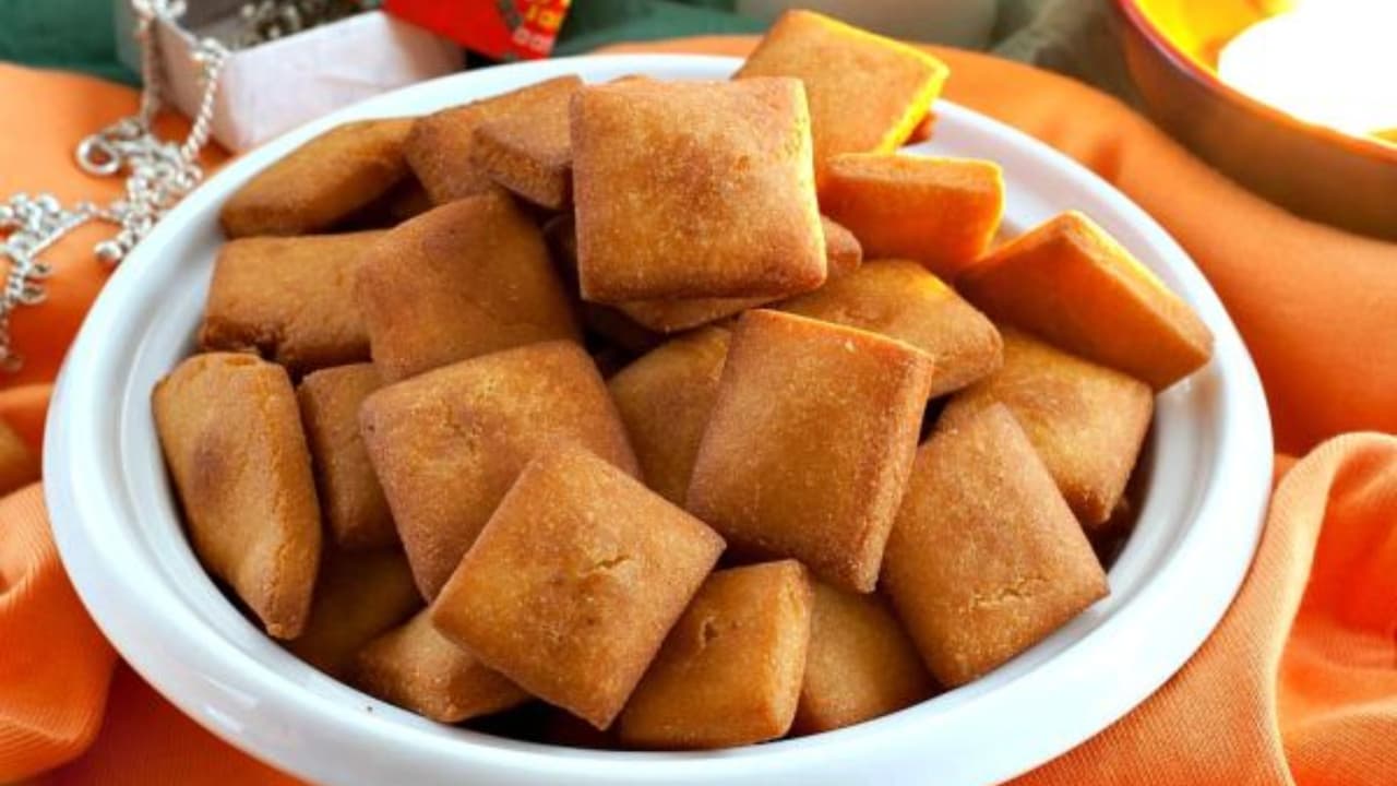 Diwali Faral Recipe : दिवाळी फराळात या पद्धतीने करा शंकरपाळ्या, वाचा ...