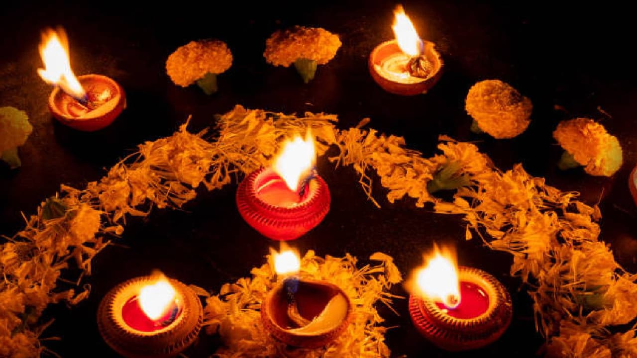 Choti Diwali 2025: How Many Lamps Should Be Lit And Where; Check Here ...