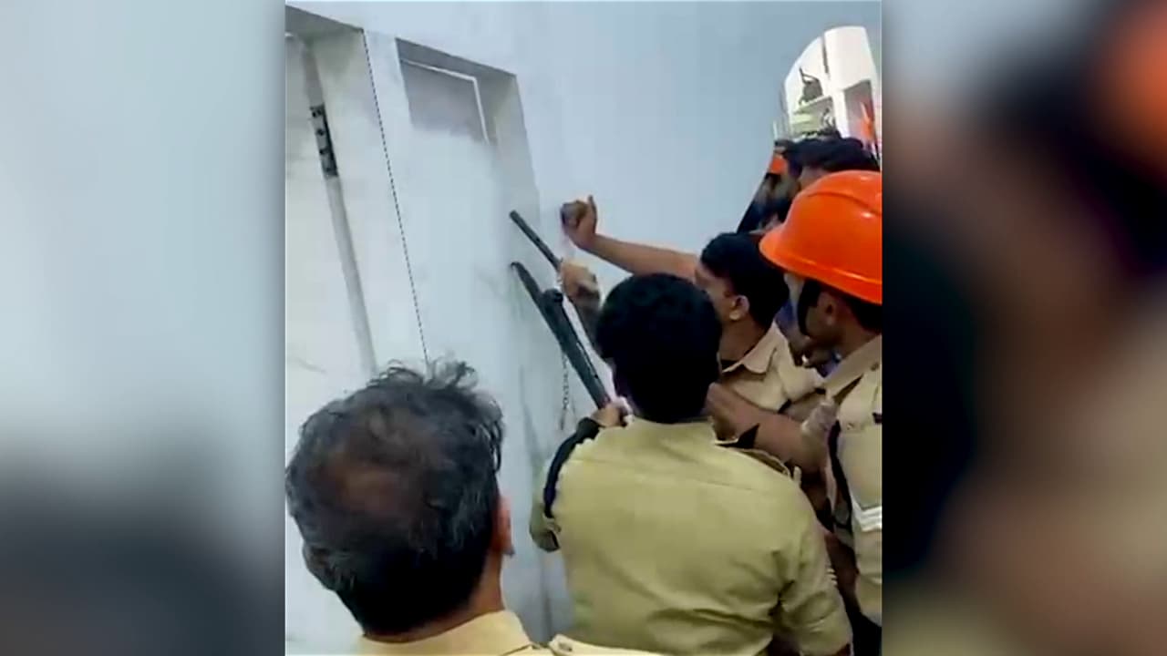 ഷോപ്പിലെ ഡ്രസിംഗ് റൂമിൽ കുടുങ്ങി 3 വയസുകാരൻ three year old trapped ...