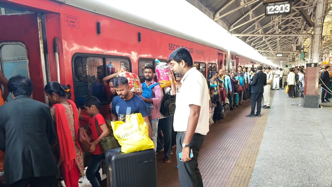 145 Special Puja Trains Notified, Will Run Until All Passengers Return ...