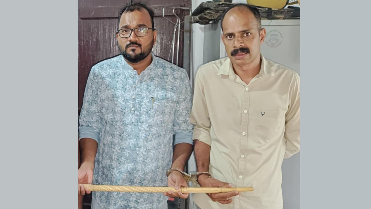 ആനക്കൊമ്പിൽ തീർത്ത ദണ്ഡ് വിൽക്കാൻ ശ്രമം, രണ്ടുപേർ പിടിയിൽ Two arrested ...