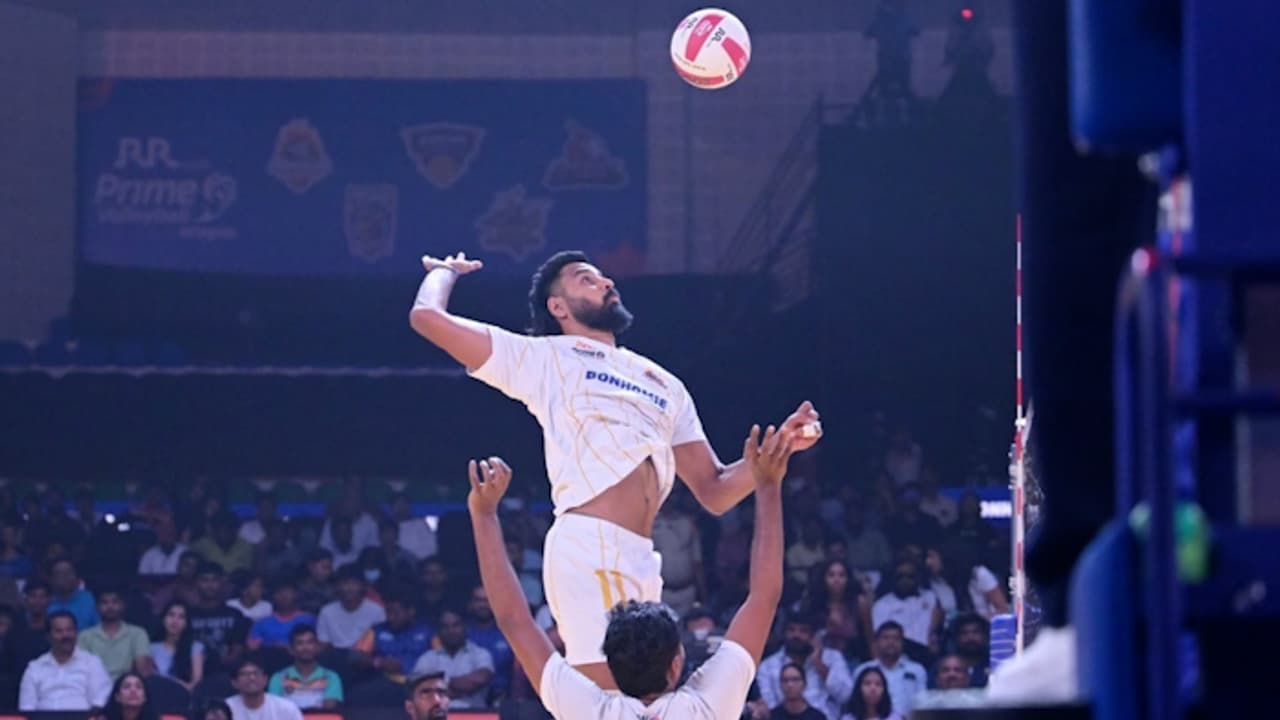 PVL 2025: Ahmedabad Defenders Give Mumbai Meteors First Loss of Season ...