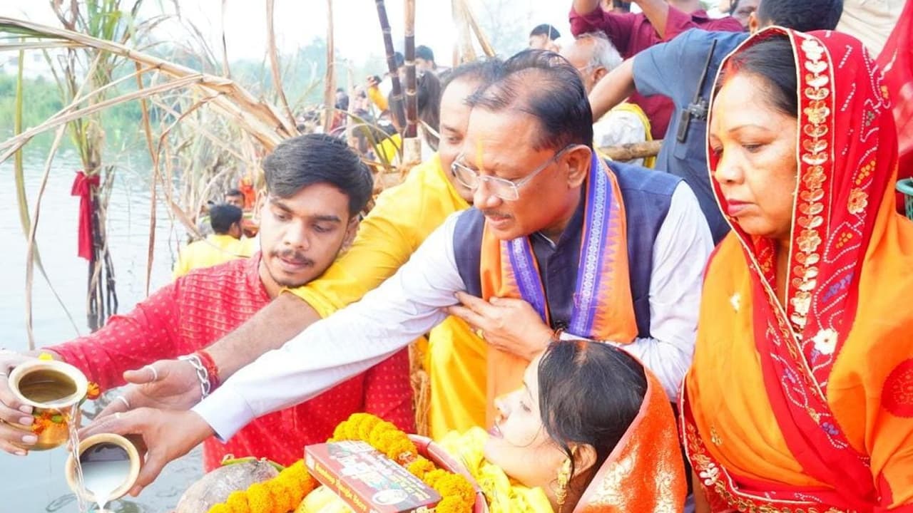 मुख्यमंत्री विष्णु देव साय ने छठ पर्व पर सूर्य को अर्घ्य देकर प्रदेश की ...