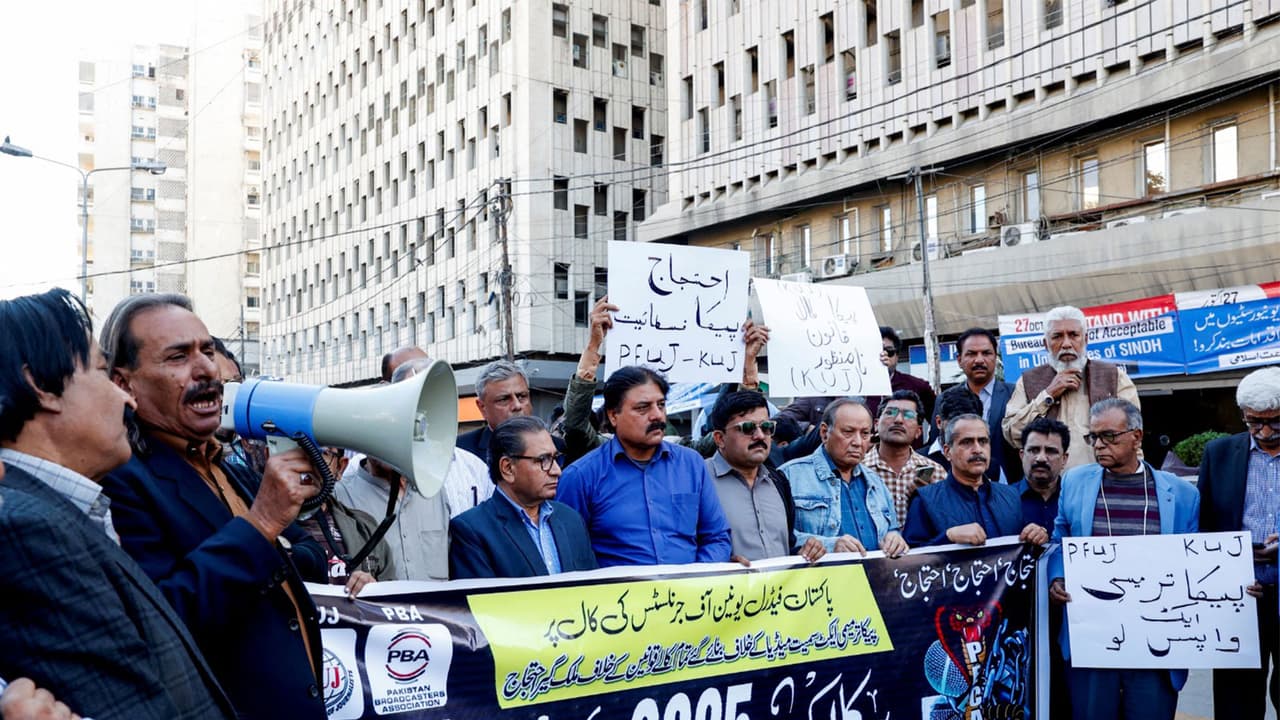Censorship, Raids, Assaults and 8 Deaths: Pakistan Journalists Face ...