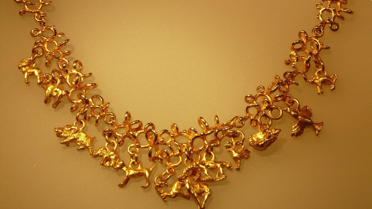 Gold Price FALLS Slightly Today on November 4th: Check 22K, 24K Rates ...