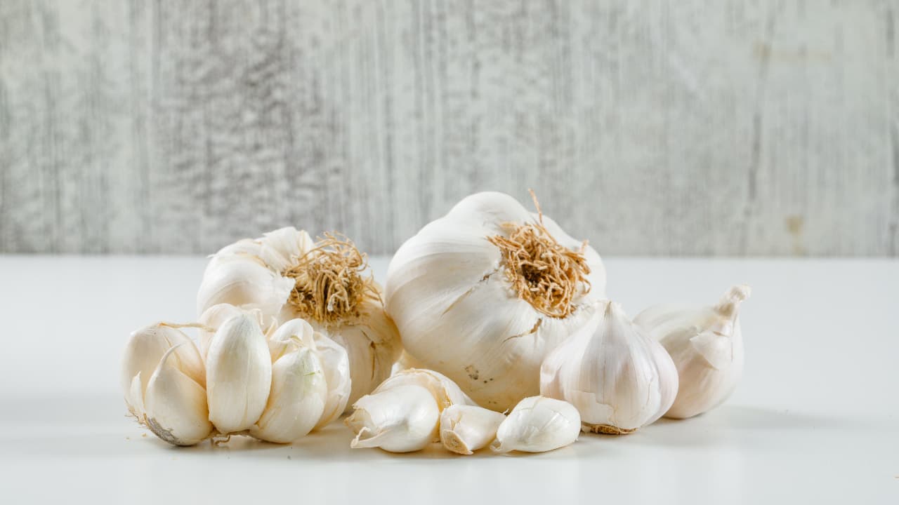 Garlic in Winter ஒரு பூண்டு பல்லுக்கு இவ்வளவு பவரா? குளிர்க்காலத்துல ...