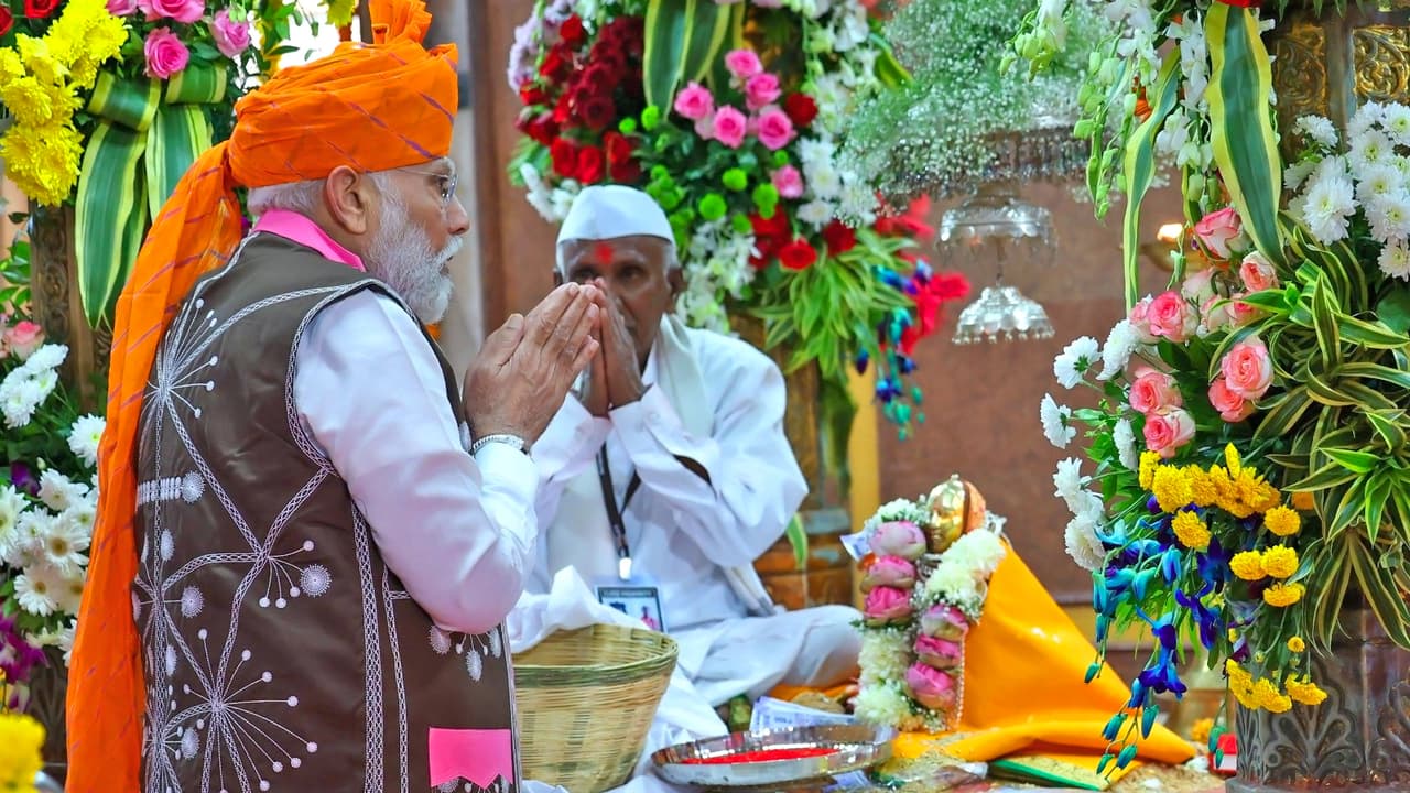 PM नरेंद्र मोदी ने देवमोगरा मंदिर में किए दर्शन, जानें यहां किसकी पूजा ...