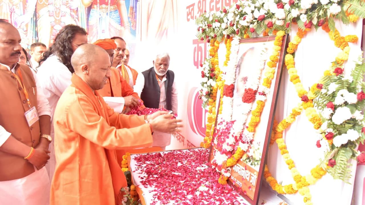 CM योगी ने बस्ती में नंदा बाबा को दी श्रद्धांजलि, साधु-संतों से की ...