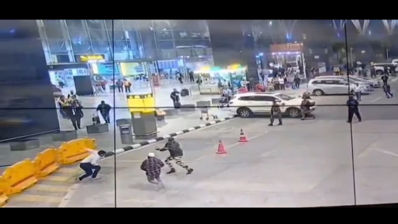 CISF Stops Knife Attack on Taxi Drivers at Bengaluru Airport; CCTV ...