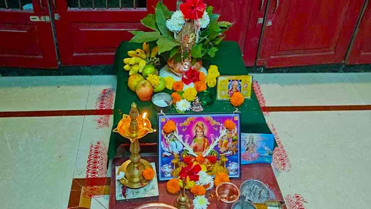 Margashirsha Guruvar 2025 : मार्गशीष गुरुवार पूजा मांडणी कशी करावी ...