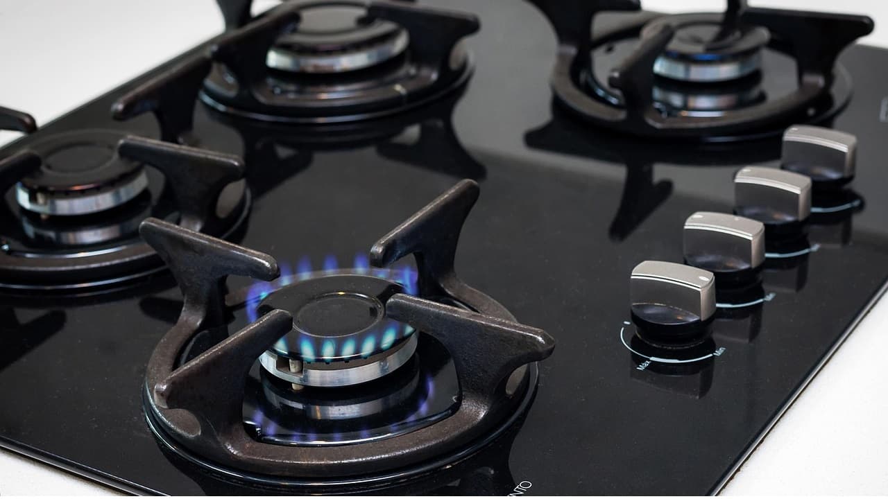 Gas Stove: గ్యాస్ స్టవ్‌కు దగ్గరలో ఈ వస్తువులు ఉంచితే చాలా డేంజర్ ...