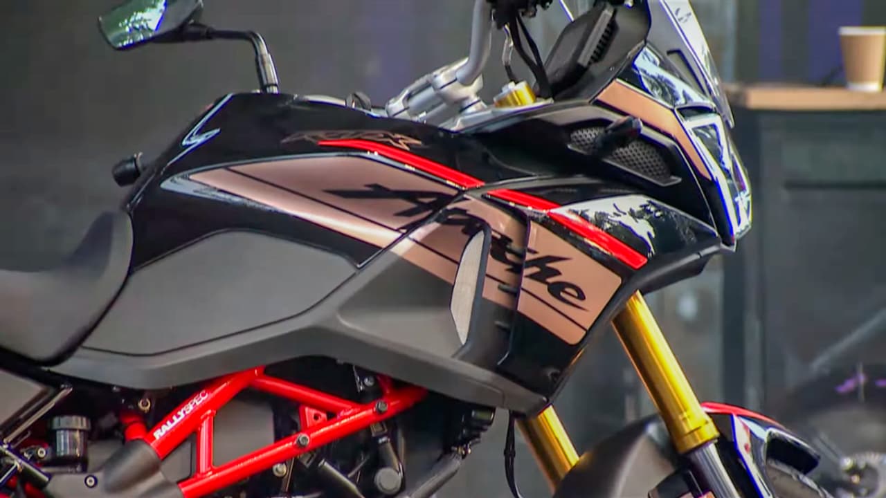 Apache RDX 300 Celebration Edition : கருப்பு - தங்க நிறத்தில் மின்னும் ...