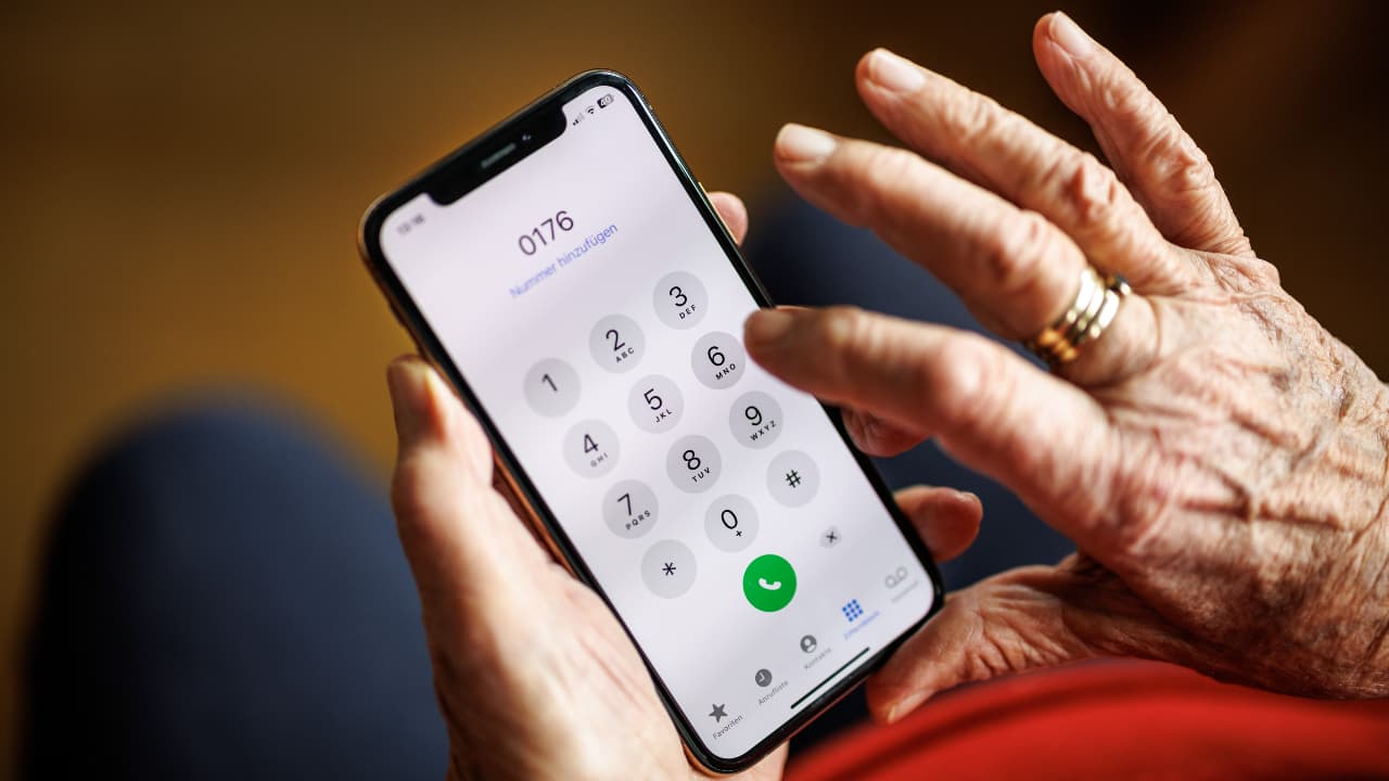 Smart Phone Tips: तुमचा फोन हॅक झाला तर काय कराल? जाणून घ्या ...