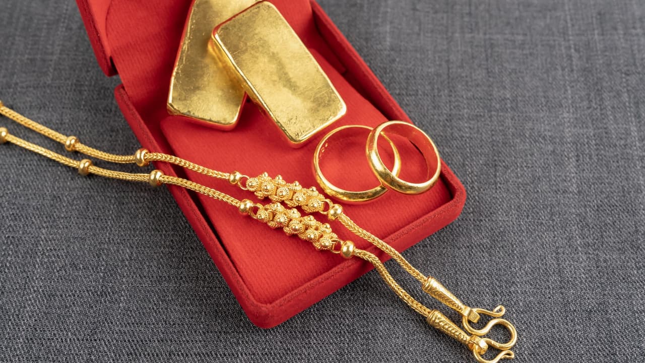 Gold Rate Today: സ്വർണവില 98,000 ത്തിന് മുകളിൽ തുടരുന്നു; വില വർദ്ധനവി ...