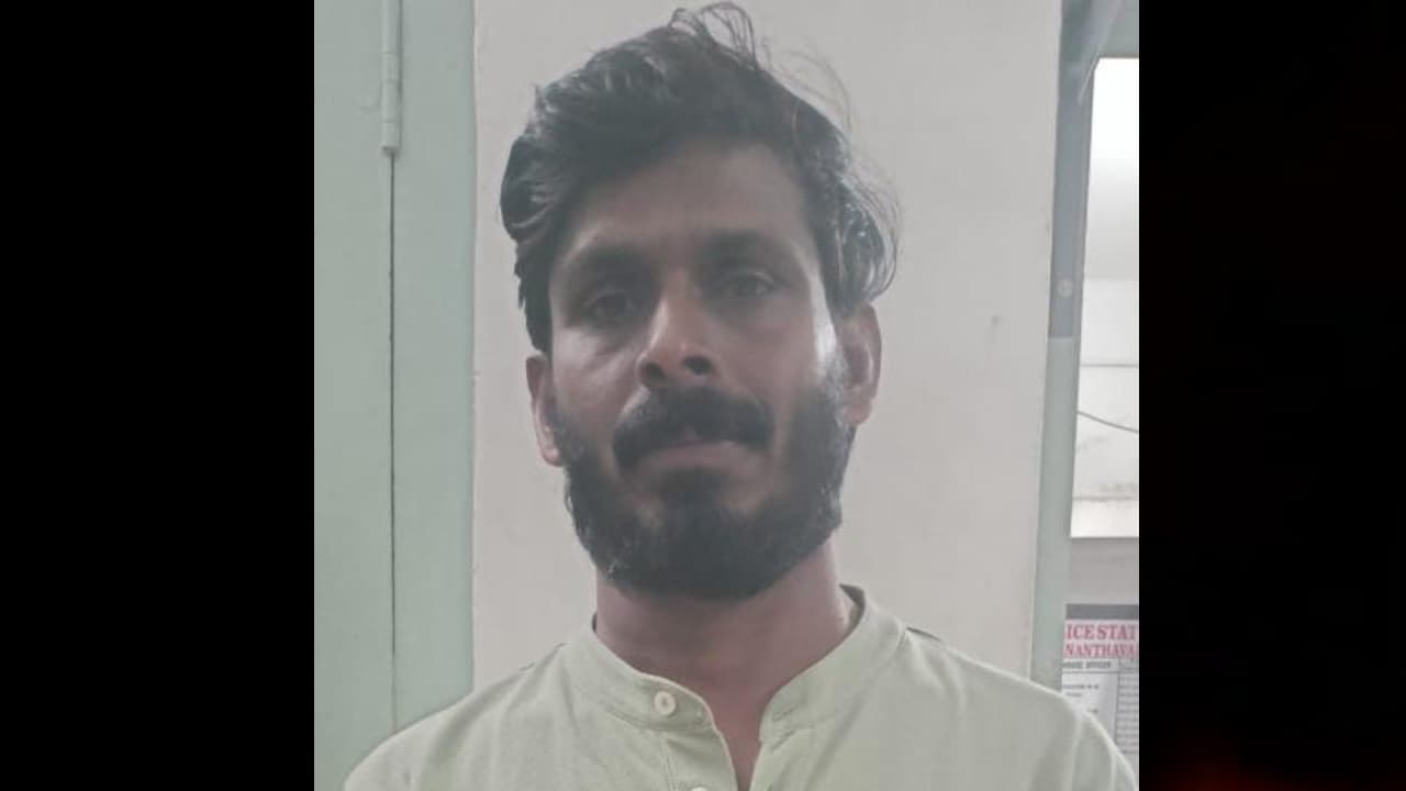 രാത്രി സ്‌കൂട്ടറോടിച്ച് മനോജ് എത്തിയത് പൊലീസിന് മുന്നിൽ; ഹാൻസുമായി ...