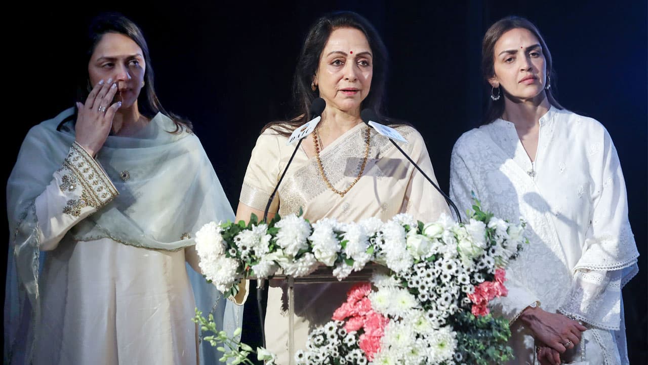 Dharmendra Delhi Prayer Meet: Hema Malini Hosts Emotional Gathering; Amit Shah Ravi Kishan ...