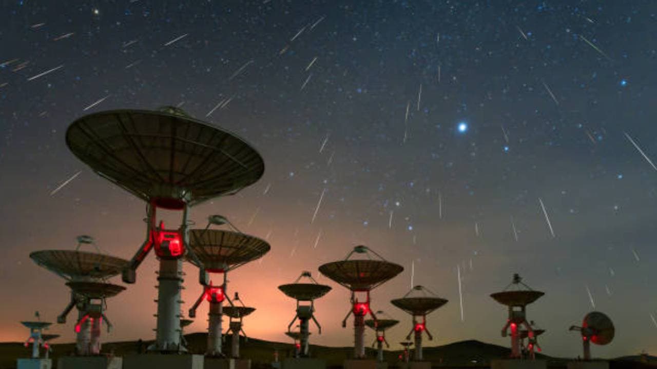 आसमान से होगी रंगीन रोशनी की बरसात? नोट करें डेट और टाइम | Geminids ...