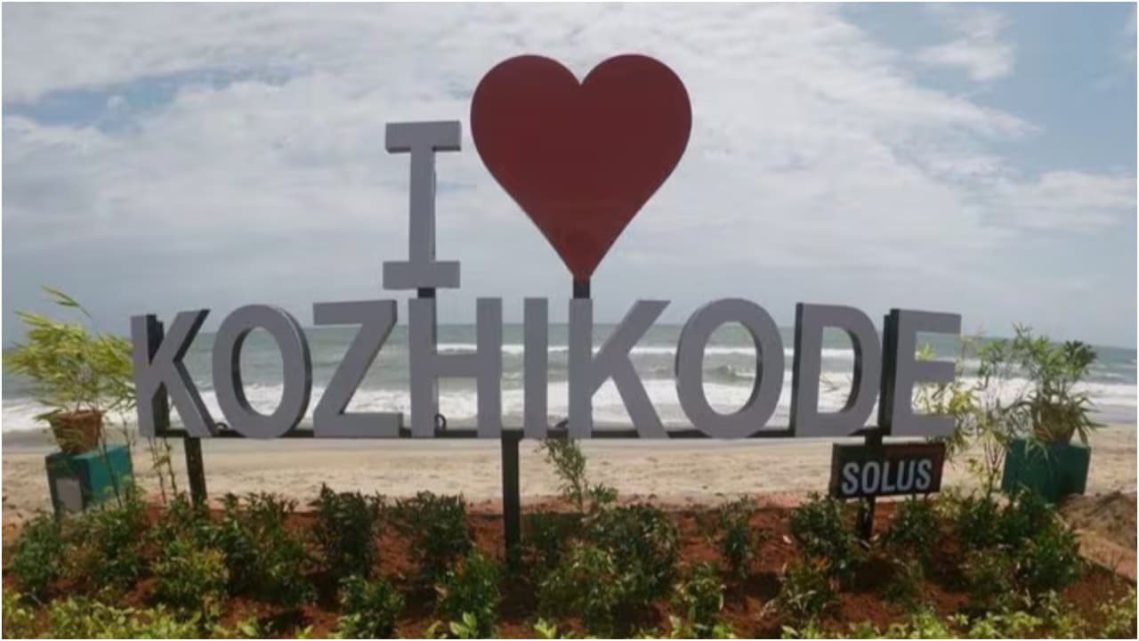 Kozhikode beach ഉപ്പിലിട്ടതും കല്ലുമ്മക്കായയും പിന്നെ ഐസ് ഉരതിയും ...