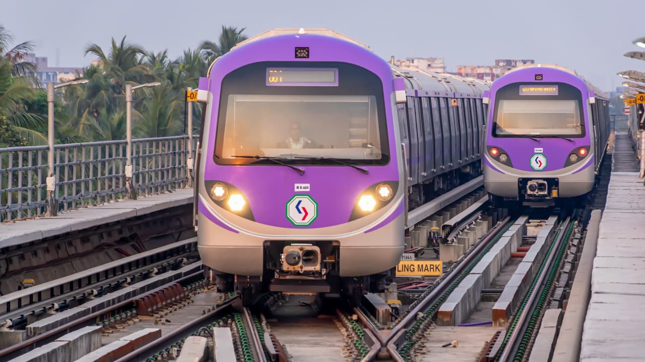 Kolkata Metro Warns of Penalty for Passengers Blocking Coach Doors ...