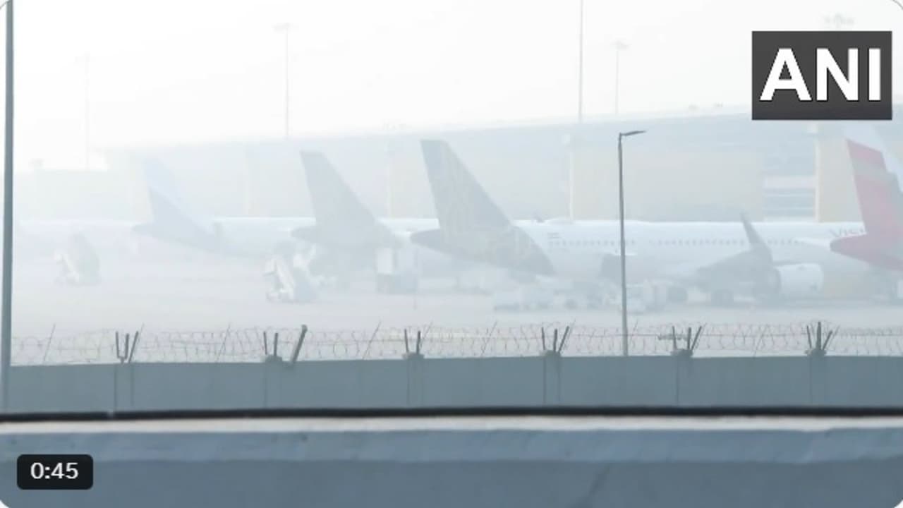 दिल्ली की हवा फिर जहरीली! AQI खतरनाक स्तर पर, 7.8°C में घना कोहरा ...