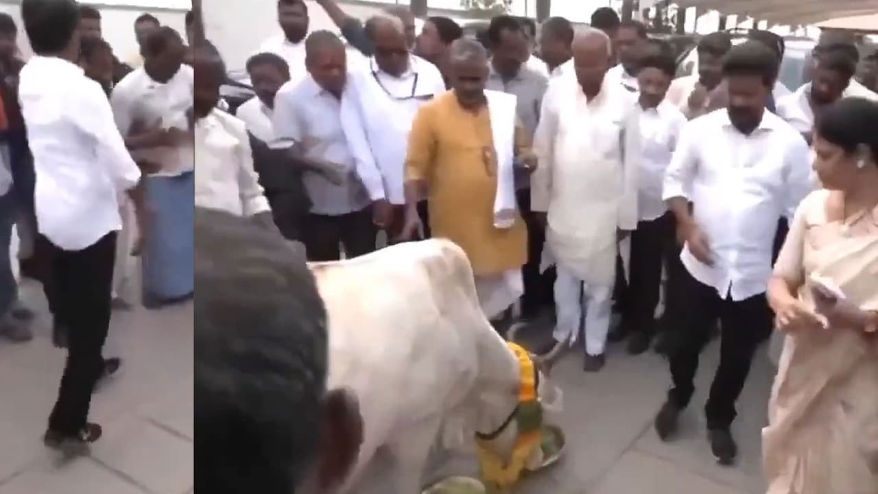 জনতার সামনেই মেজাজ হারালেন তেলেঙ্গানার মুখ্যমন্ত্রী, রাগে দেহরক্ষীকে ...