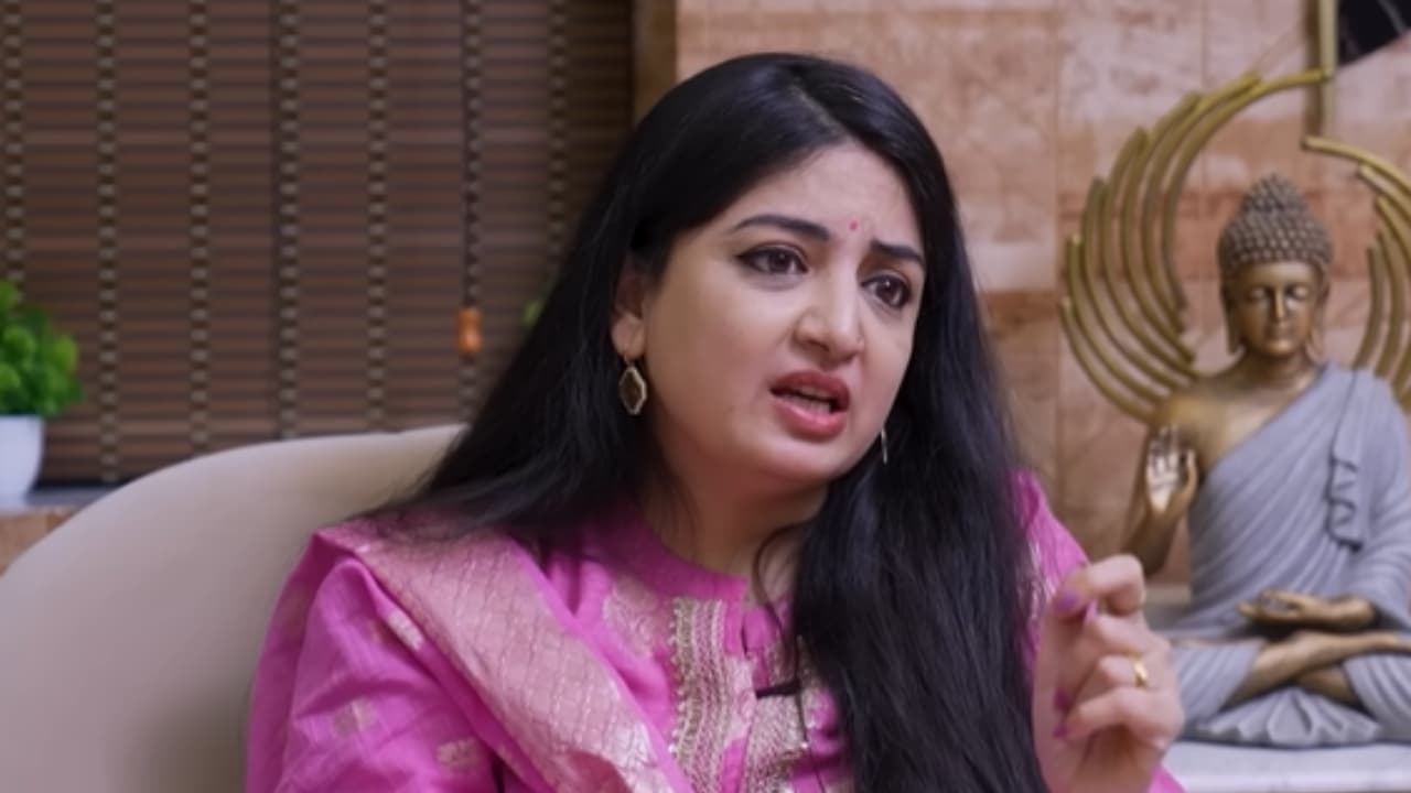 Poonam Kaur: ఆ హీరోని భార్యాపిల్లల వద్దకు వెళ్లకుండా చేశాడు.. డైరెక్టర్ ...