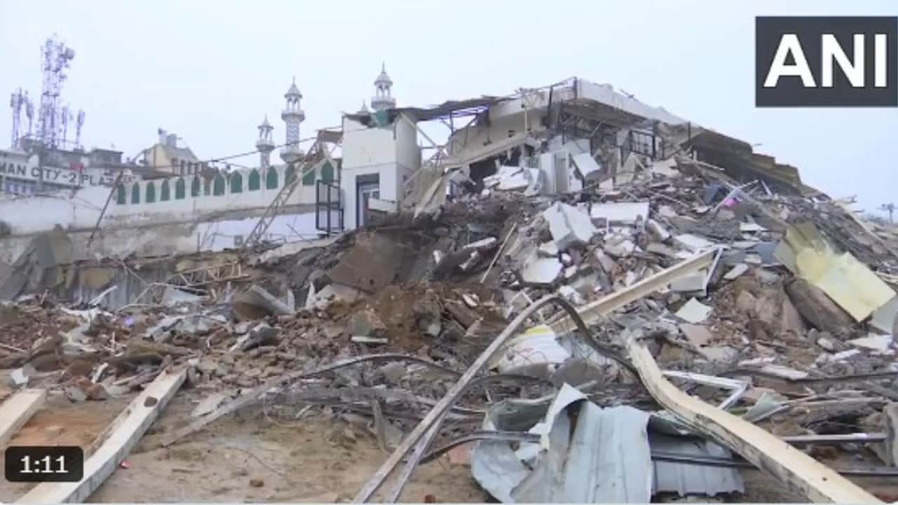 Photos: Stone-Pelting and Tear Gas as Bulldozers Roll Near Delhi Mosque ...
