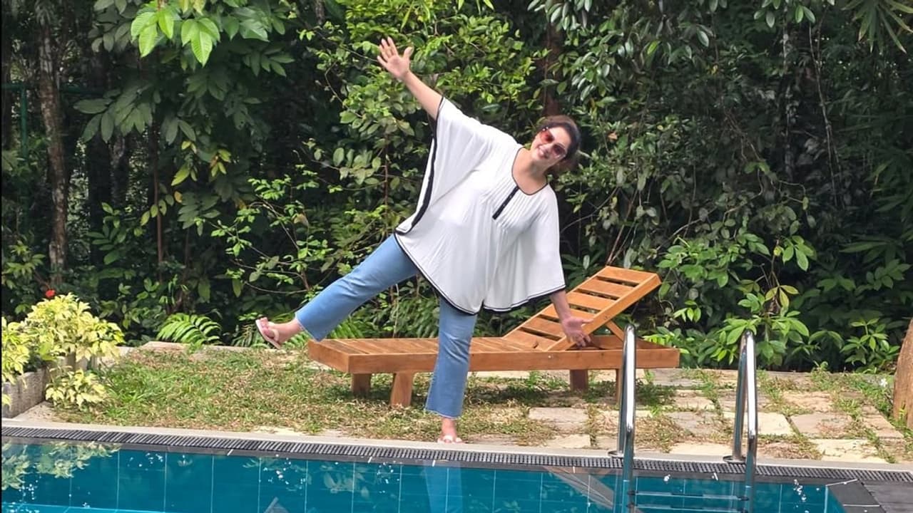 Actress Meena : அடேங்கப்பா!! மீனாவை மிஞ்ச ஆளேயில்ல.. 49 வயசிலும் சொக்க ...