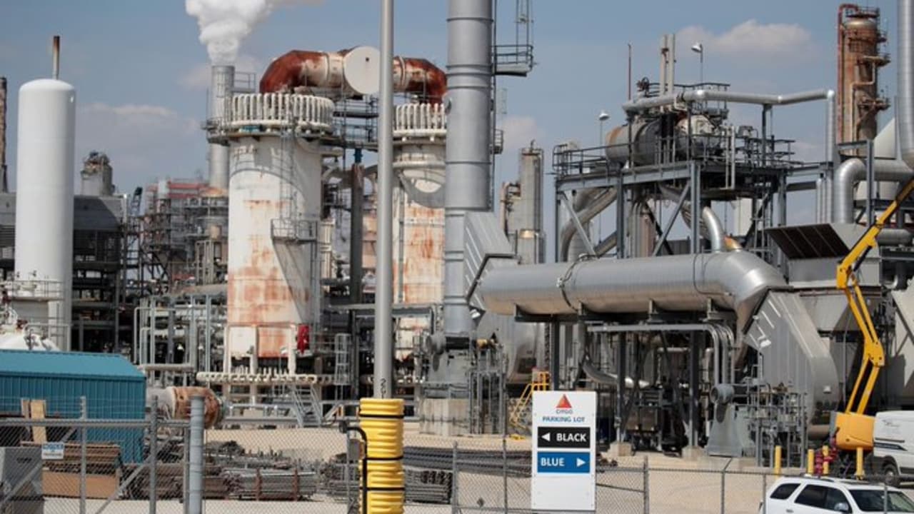 Reviving Venezuela's Oil Industry: Windfall Or High-Stakes Gamble ...