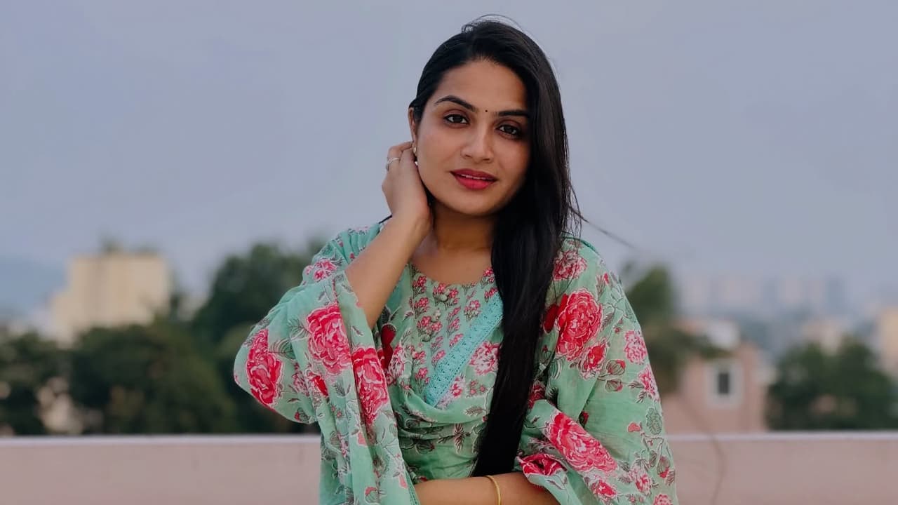 Actress Salma Arun : அழகின் உச்சம் மொட்டை மாடியில் போஸ் கொடுக்கும் ...