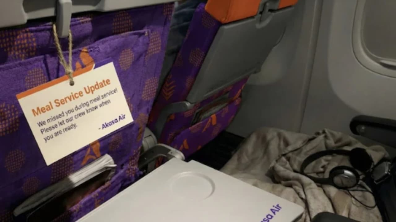 വിമാനത്തിൽ വെച്ച് ഉറങ്ങിപ്പോയ യാത്രക്കാരൻ ഉണർന്നപ്പോൾ ജീവനക്കാരുടെ വക ...