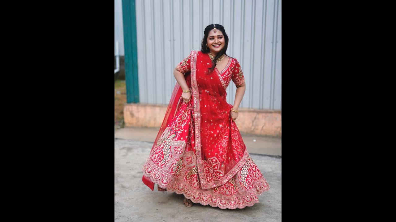 Sharanya Turadi : 'பாண்டியன் ஸ்டோர்ஸ்' தங்க மயில் பார்வையாலே ரசிகர்களை ...