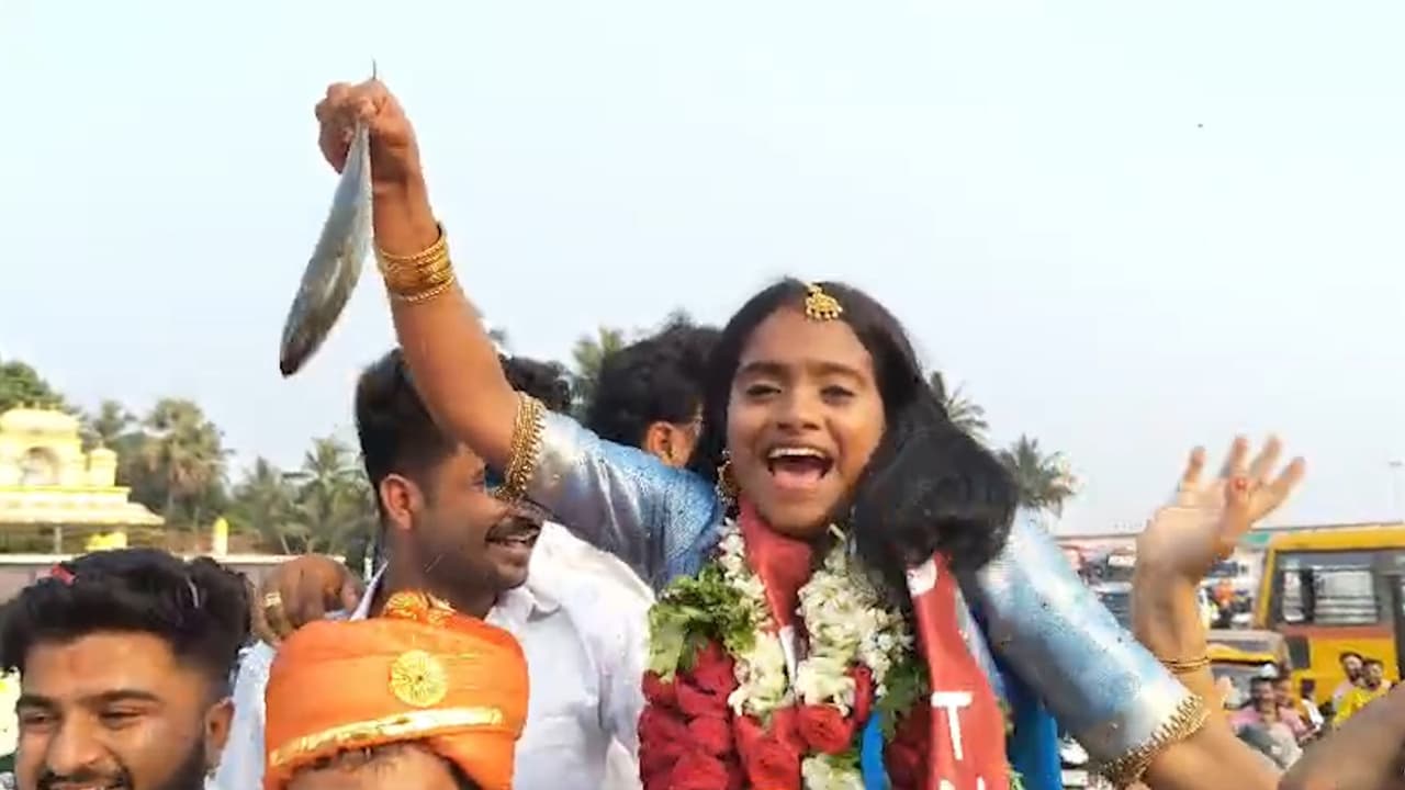 ಉಡುಪಿ: ಬಂಗಡೆ ಮೀನು ಕೊಟ್ಟು ಬಿಗ್ ಬಾಸ್ ರನ್ನರ್ ಅಪ್ ರಕ್ಷಿತಾಗೆ ಅದ್ಧೂರಿ ಸ್ವಾಗತ ...