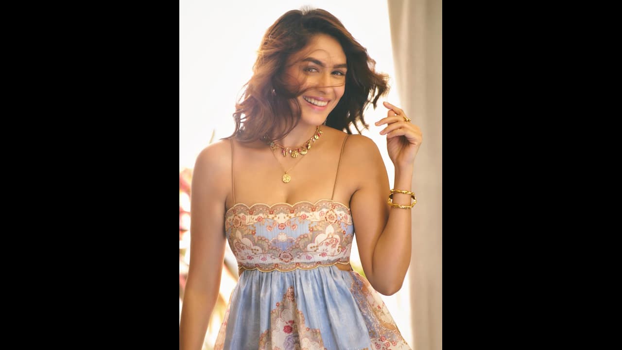 Mrunal Takur : மார்பு வரை இறக்கம் போதுமா?மிருணாள் தாகூரின் அழகான ...