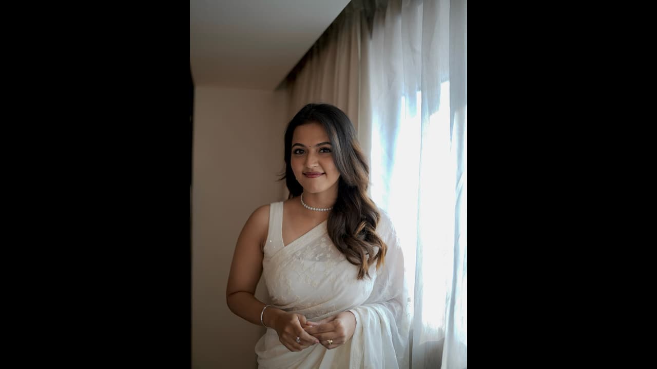 Aparna Das : அட அட! வெள்ளை சேலையில் என்ன அழகு! அபர்ணா தாஸ் டக்கரான ...