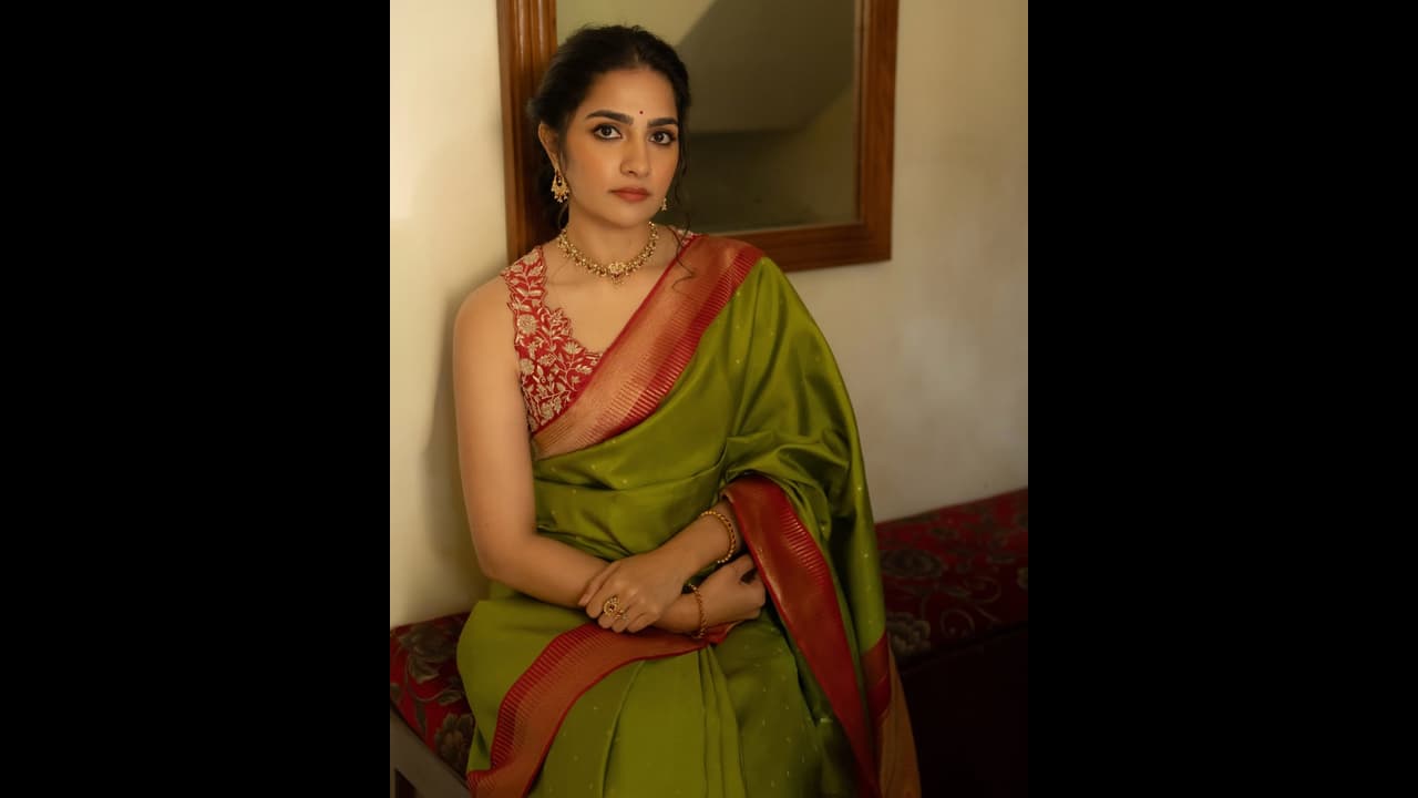 Rukmini Vasanth : தங்கப்பூவே!! இதயத்தை திருடும் ருக்மிணி வசந்த் அழகிய ...