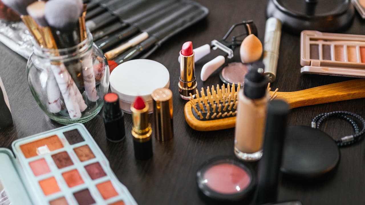 10 Makeup Essentials Every Professional Woman Should Own For Flawless ...